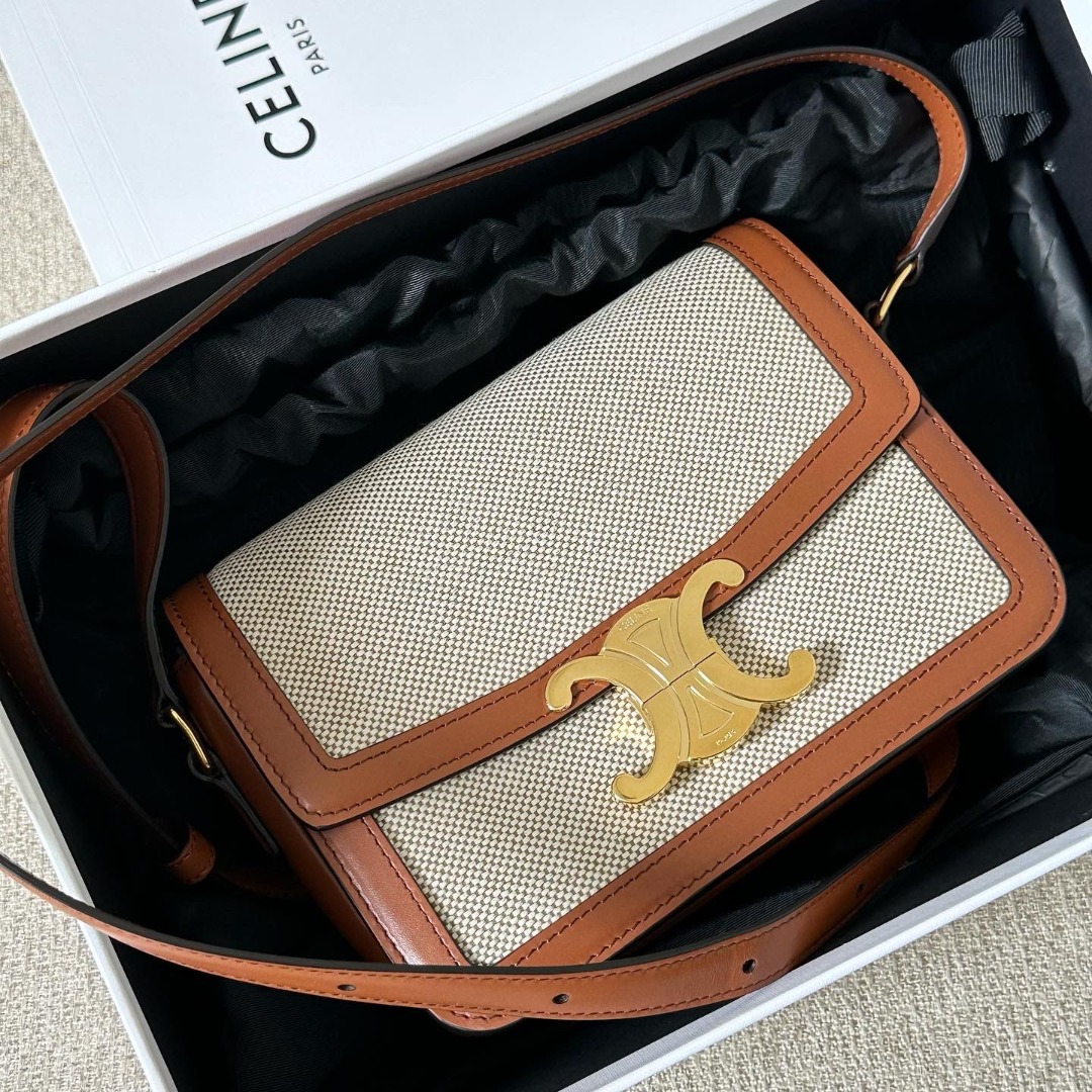 CELINE Triomphe Teen Natural Tan 2022 (Leather/Canvas). Size (18x13cm ...
