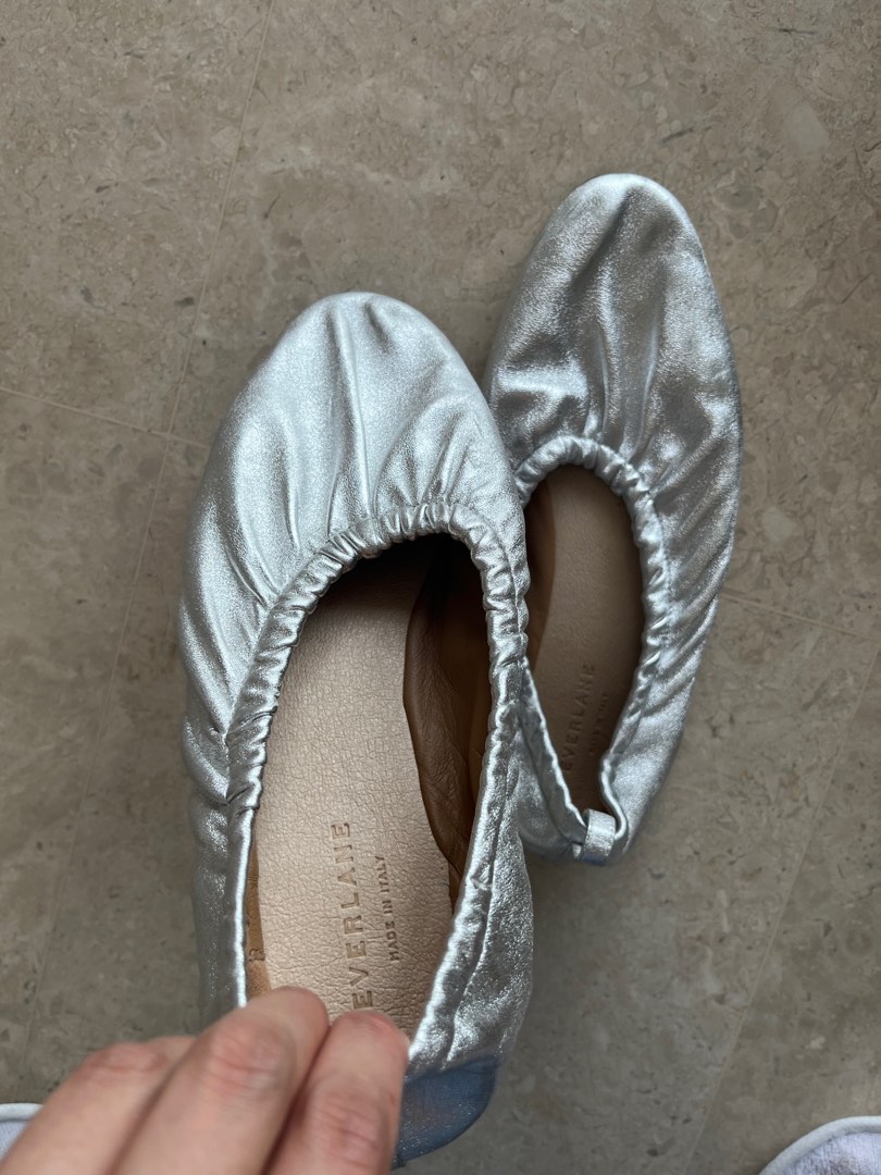 EVERLANE Silver Flats, Women's Fashion, Footwear, Flats on Carousell