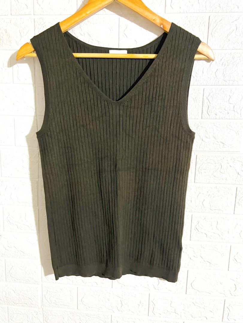 GU by UNIQLO Ribbed Knit Vest (V-neck), Women's Fashion, Tops ...