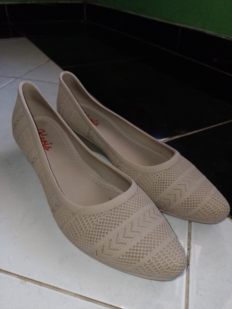 Heels Sepatu Karet Merek Karis, Fesyen Wanita, Sepatu di Carousell