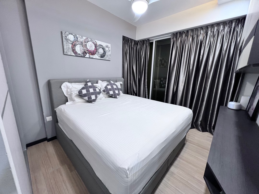 PLS READ FULL INFO below b4 asking me: King Size bed w storage ($220 ...