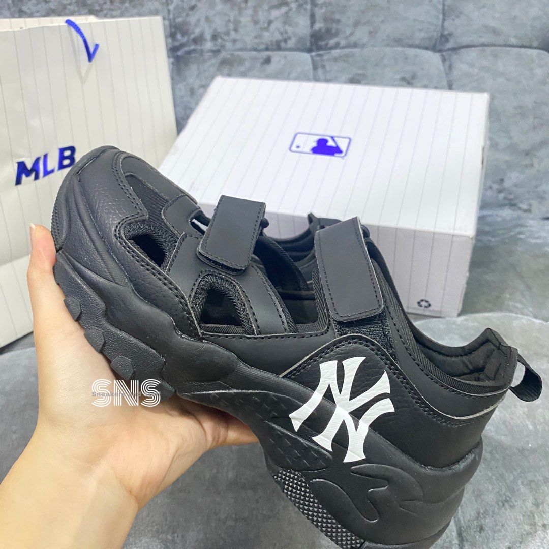 Mlb's New Sneakers Classic warna Hitam, Fesyen Wanita, Sepatu di Carousell
