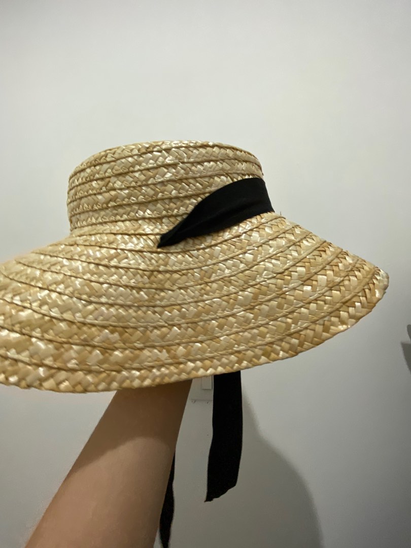Topi pantai jerami, Fesyen Wanita, Aksesoris di Carousell