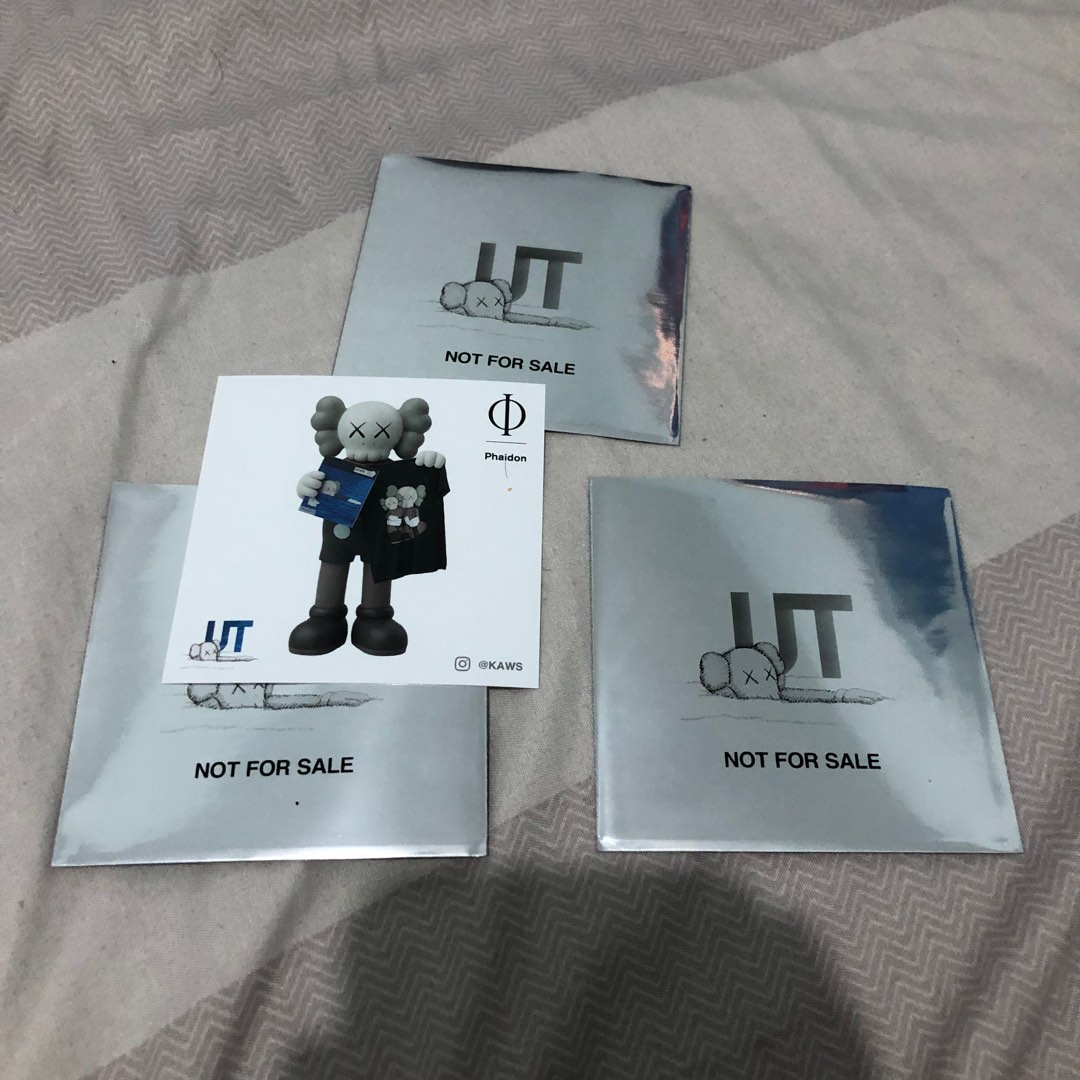 Uniqlo x Kaws Sticker 2023 Official Merchandise, Antik, Lainnya di ...