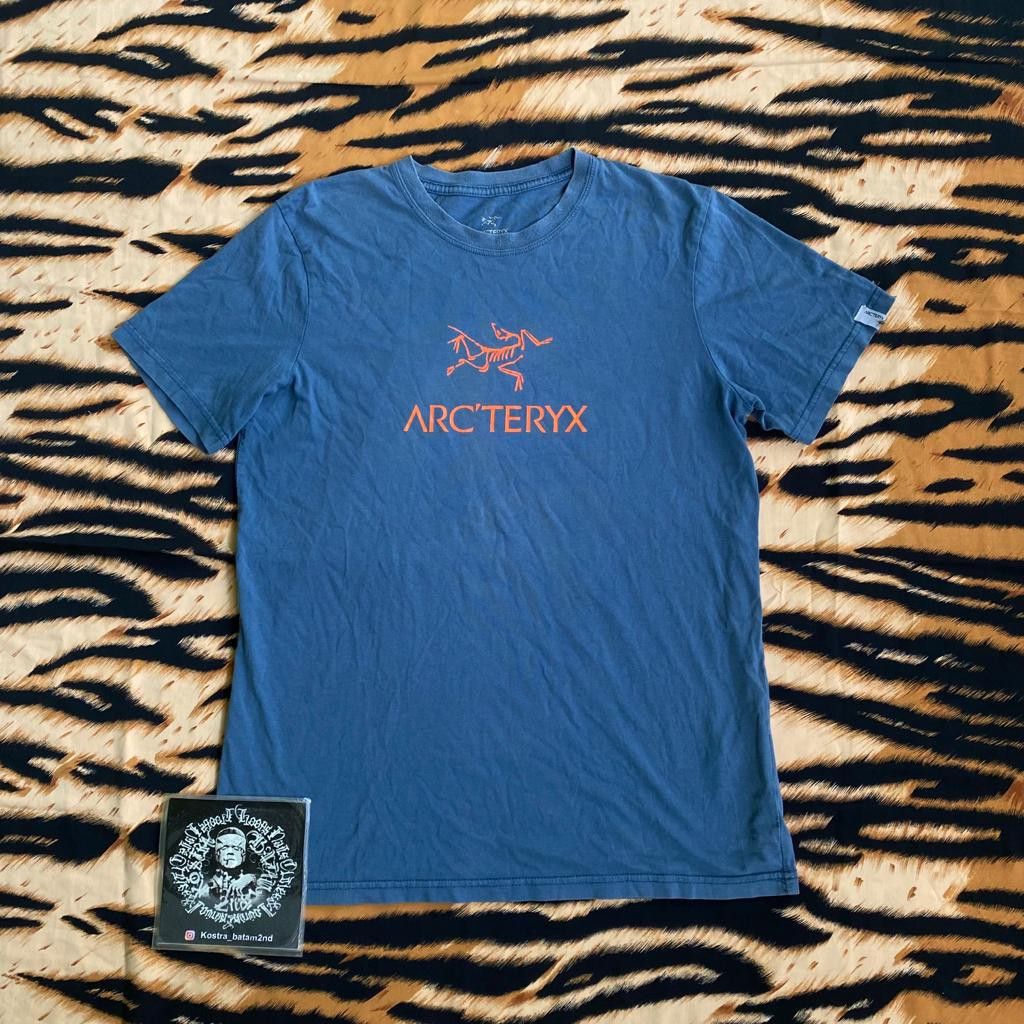 Arcteryx tee, Fesyen Wanita, Pakaian Wanita, Atasan di Carousell