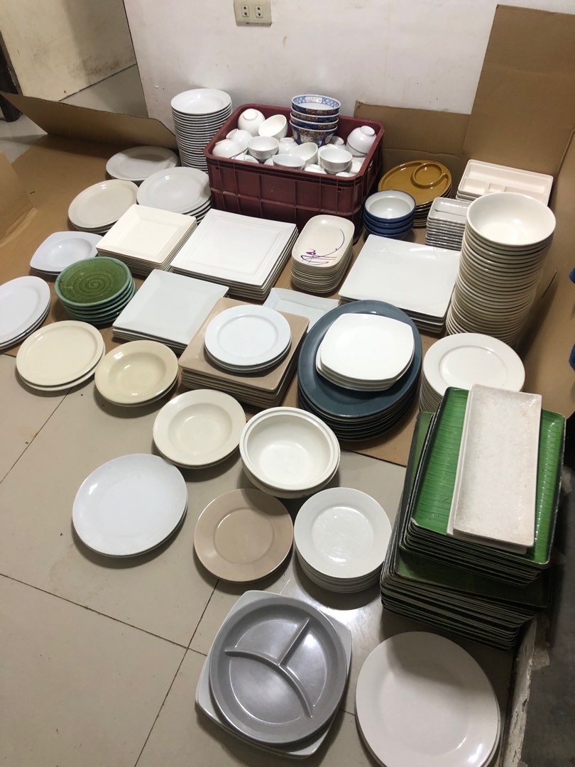Assorted restaurant plates with various measurements and designs ...