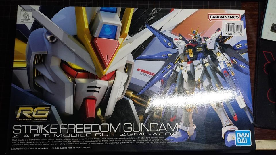 [BUILT] RG Strike Freedom Gundam + Free Waterslide Decal Sheet, Hobbies ...
