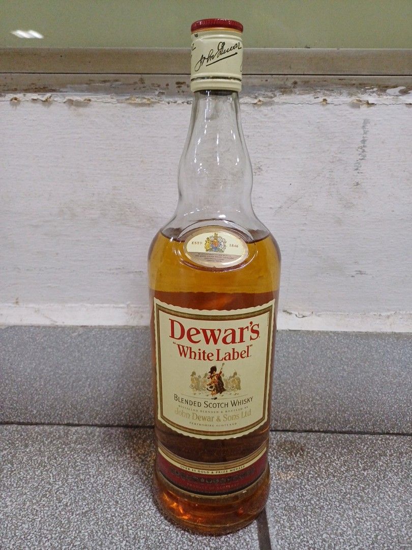 Dewar's White Label Blended Scotch Whisky, Food & Drinks, Alcoholic ...