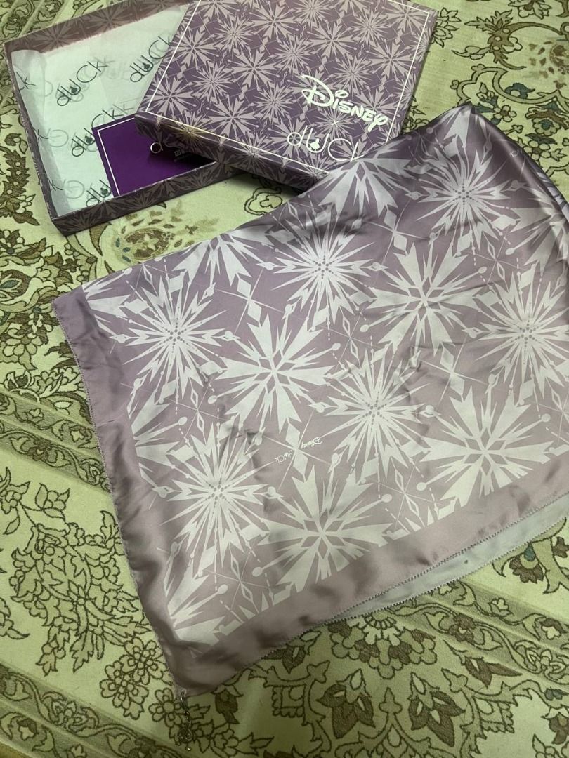Disney x dUck Frozen Shawl in Anna, Women's Fashion, Muslimah Fashion ...