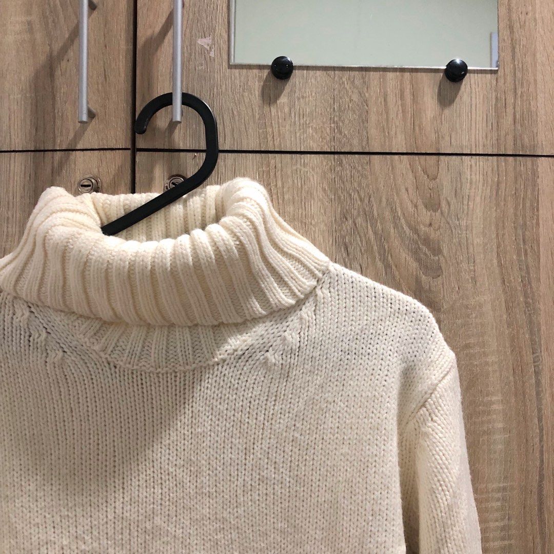 GU Uniqlo White Knit Turtleneck Sweater, Fesyen Wanita, Pakaian Wanita ...