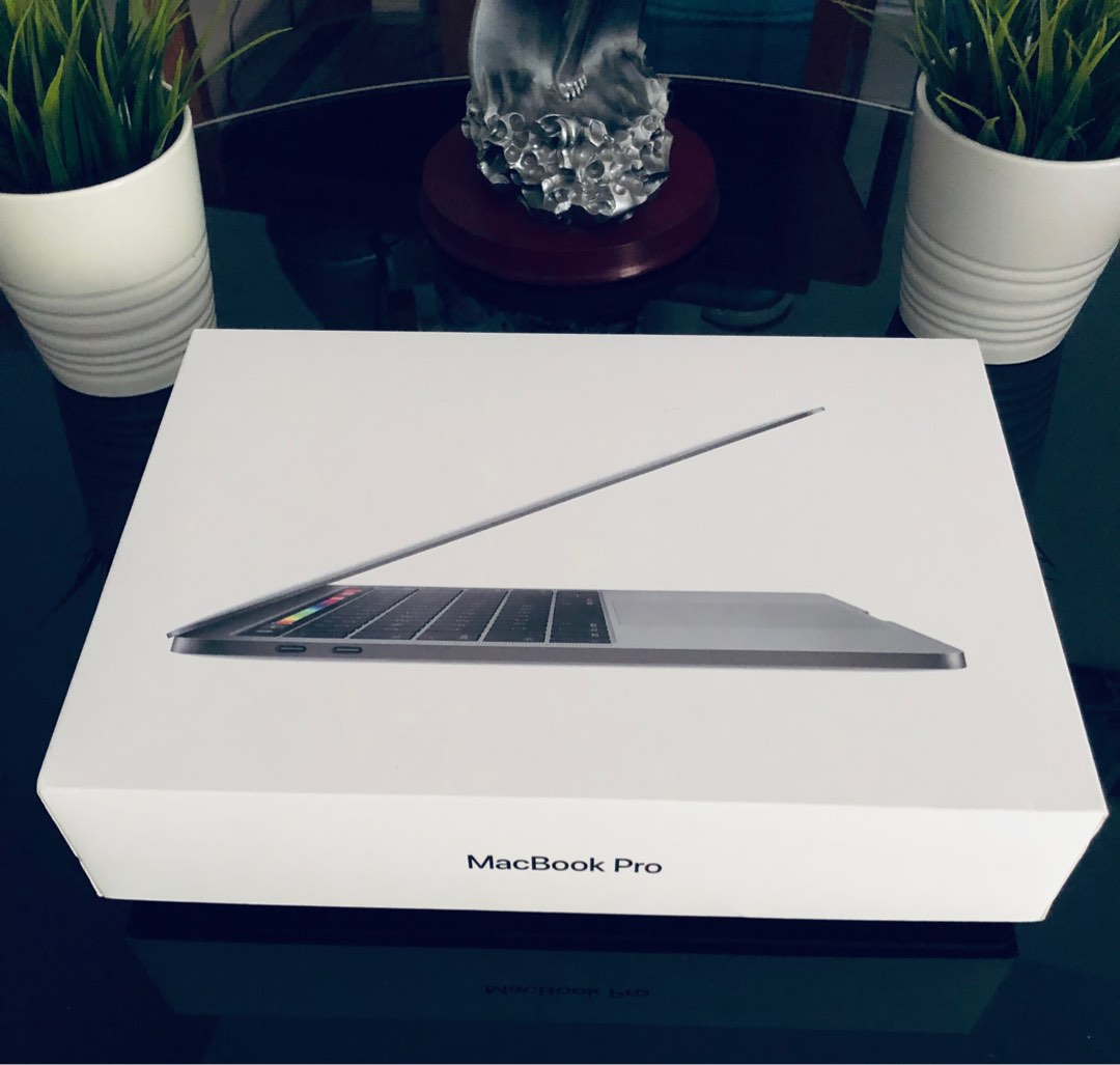Mint Condition Silver colour Macbook Pro 2017 13" 8gb RAM 256GB SSD ...