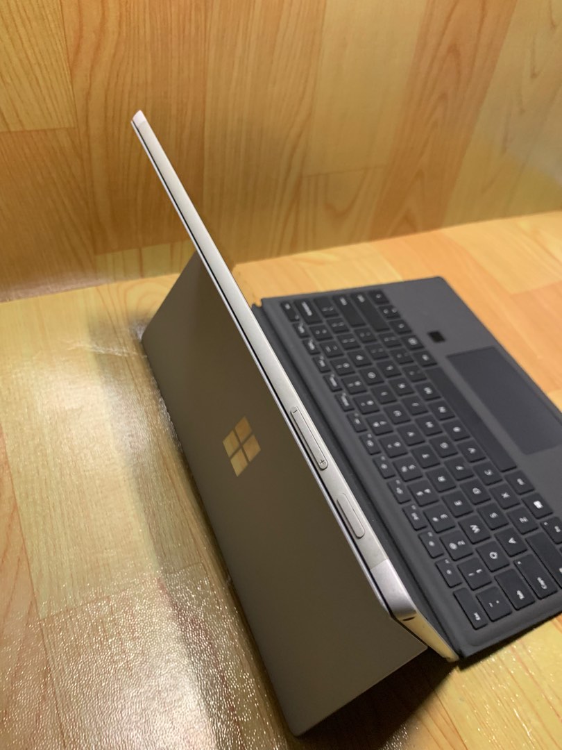 Microsoft Surface pro 4, i7,7th gen,8gb ram, 256SSD, touch screen, 89.5% battery health, very ...