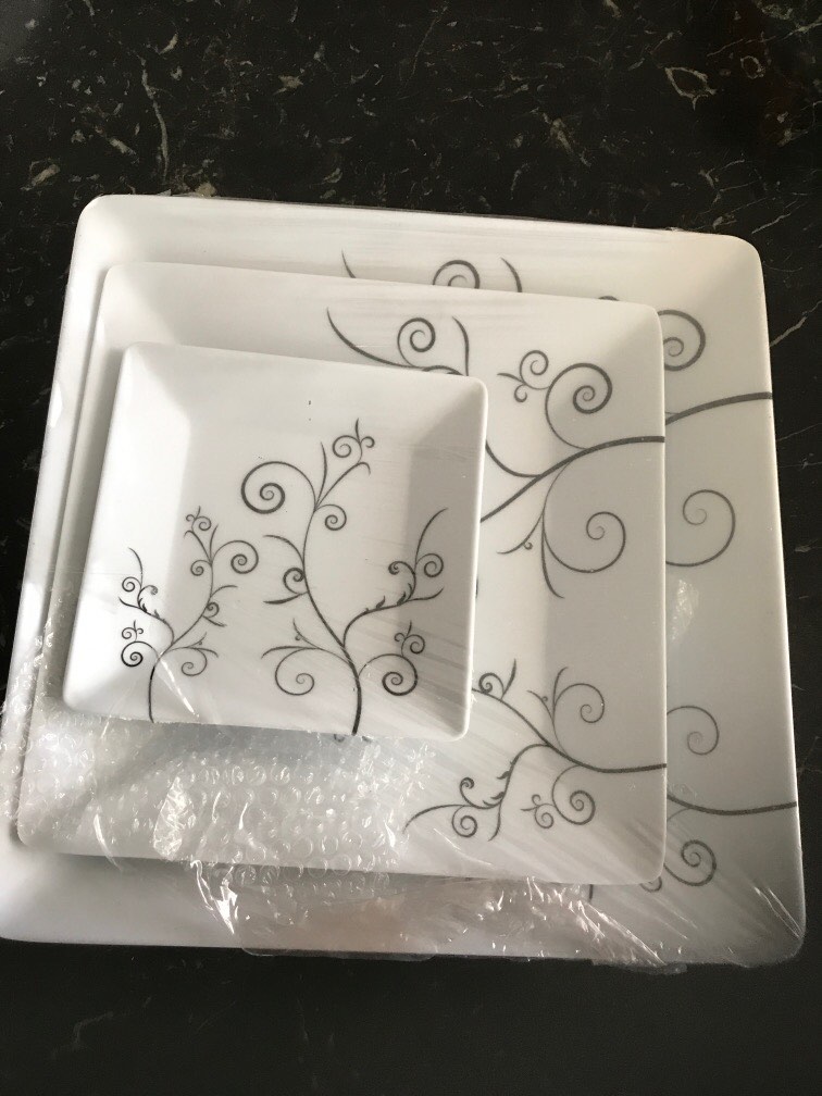 NEW! Pretty plates for festive serving - 3 different sizes in a pack ...