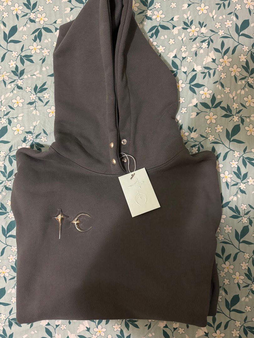 全新Thug Club basic metal logo hoodie深灰, 男裝, 外套及戶外衣服 - Carousell