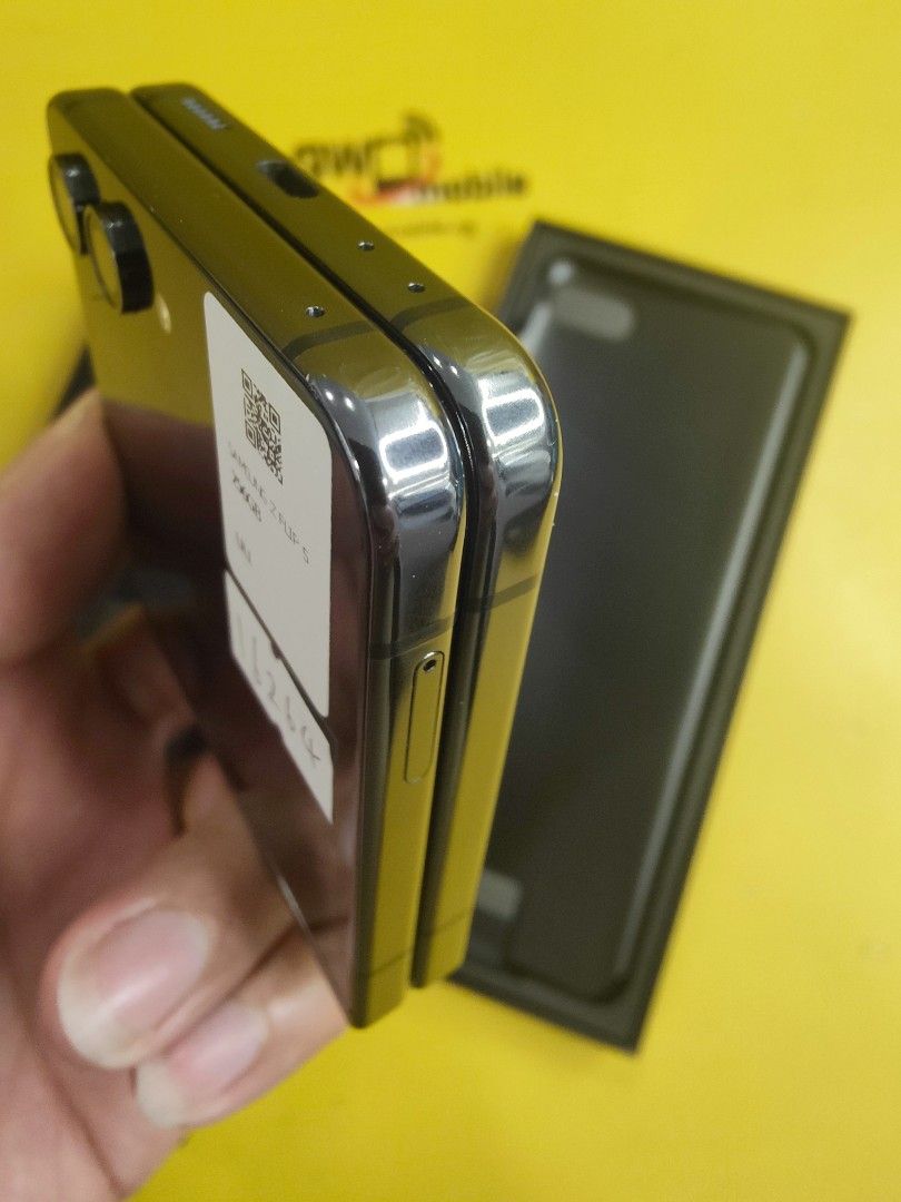 Galaxy Z Flip 5 Graphite 256GB, Mobile Phones & Gadgets, Mobile Phones ...