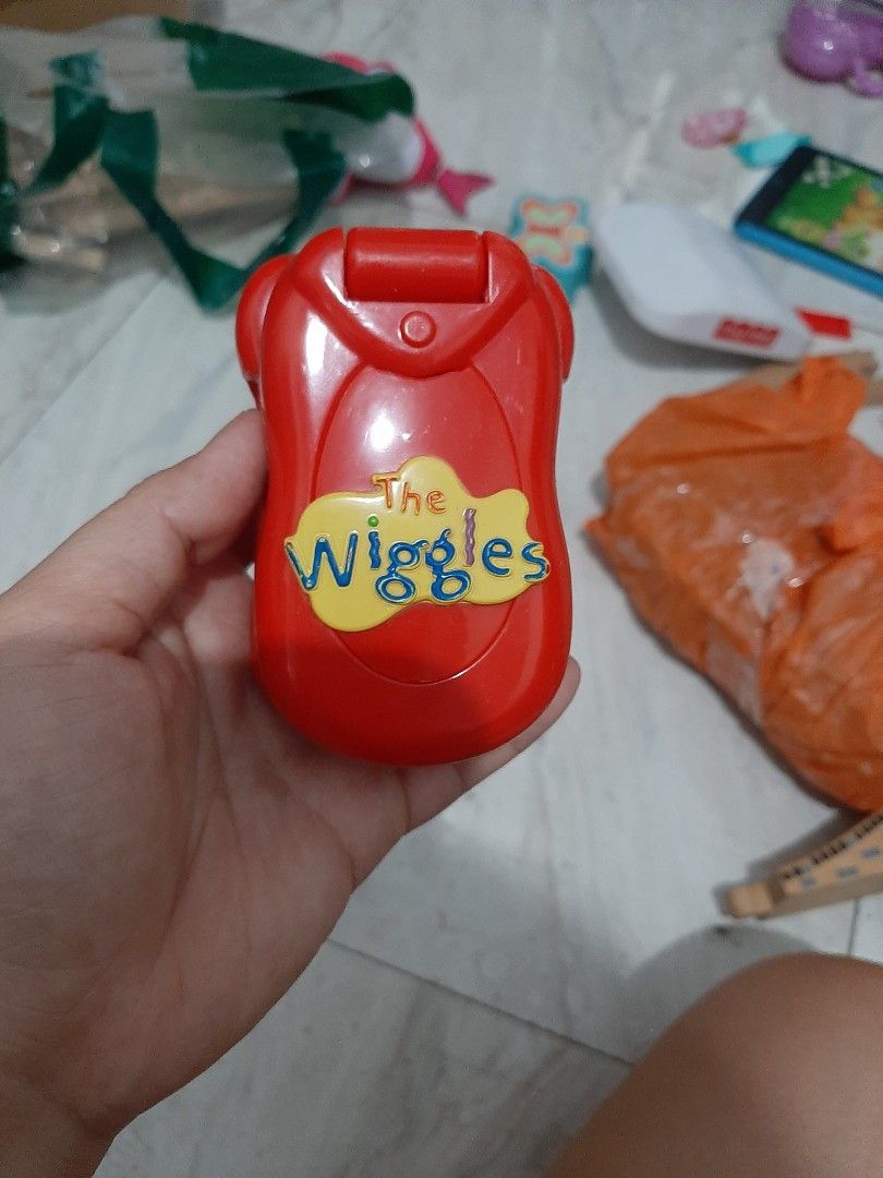 Handphone flip the wiggles, Toys & Collectibles, Mainan di Carousell