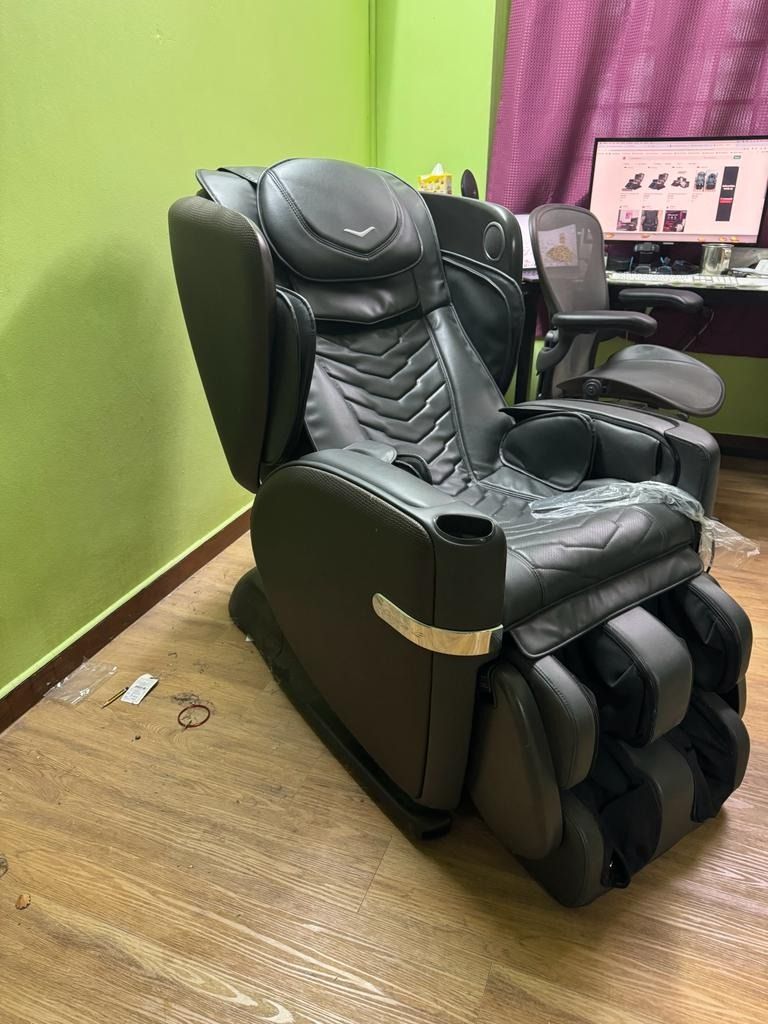 OSIM Udivine V2 massage chair, Health & Nutrition, Massage Devices on ...