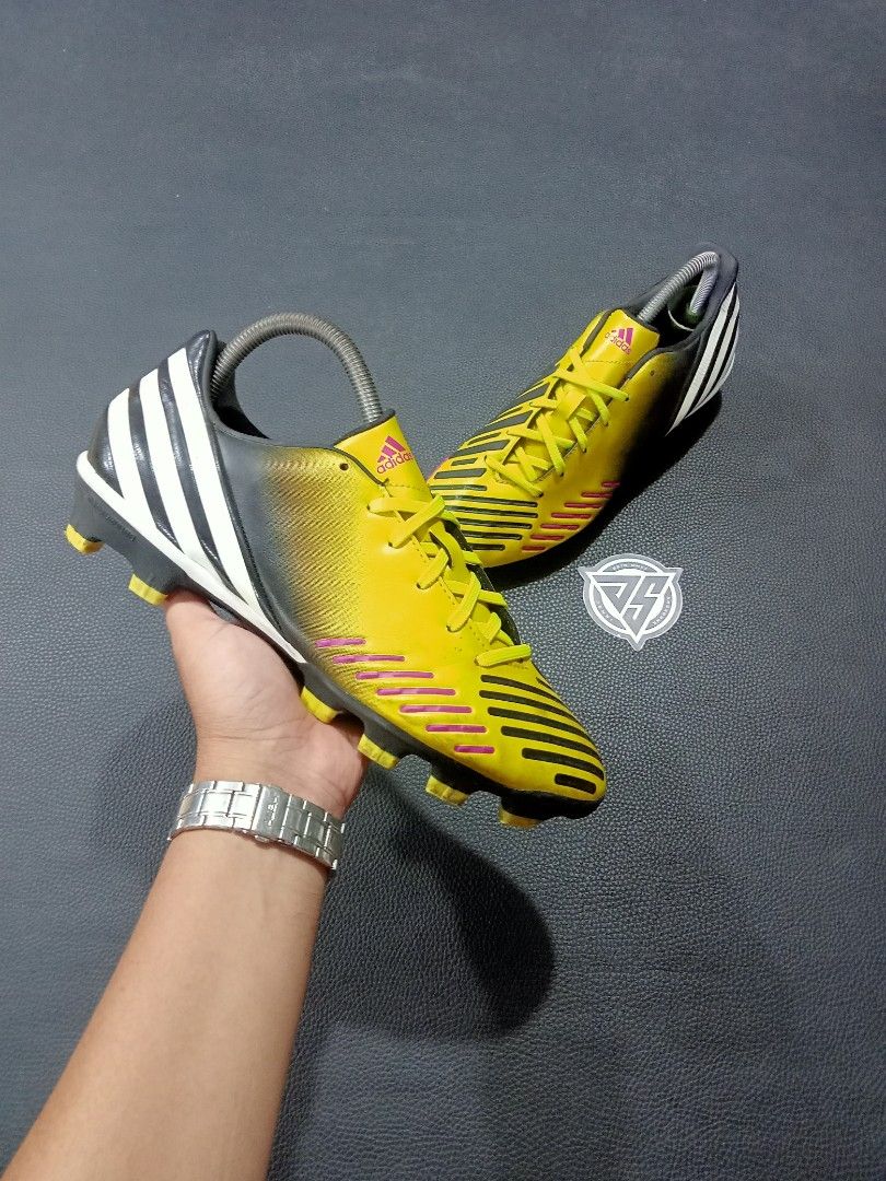 Sepatu Bola Adidas predator, Fesyen Pria, Sepatu , Lainnya di Carousell
