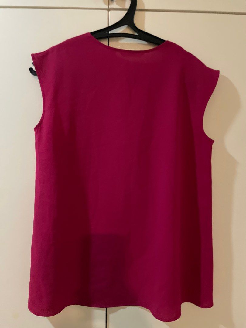 Uniqlo Red Top, Women's Fashion, Tops, Sleeveless on Carousell