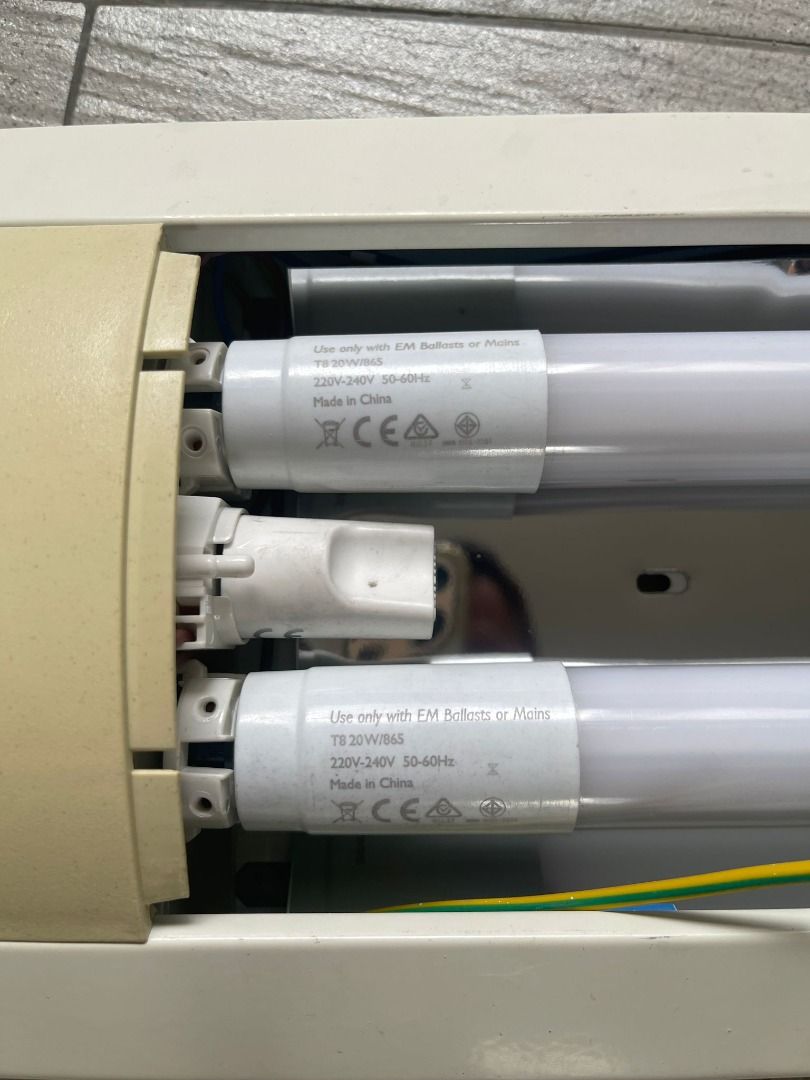 4ft dual LED tube casing holder + 2 LED fluorescent tubes (Philips ...