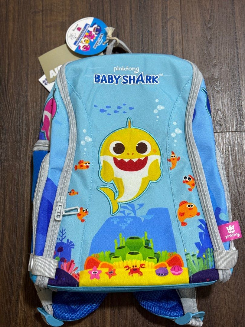 Baby shark backpack + Crayola mess free colouring set, Babies & Kids ...