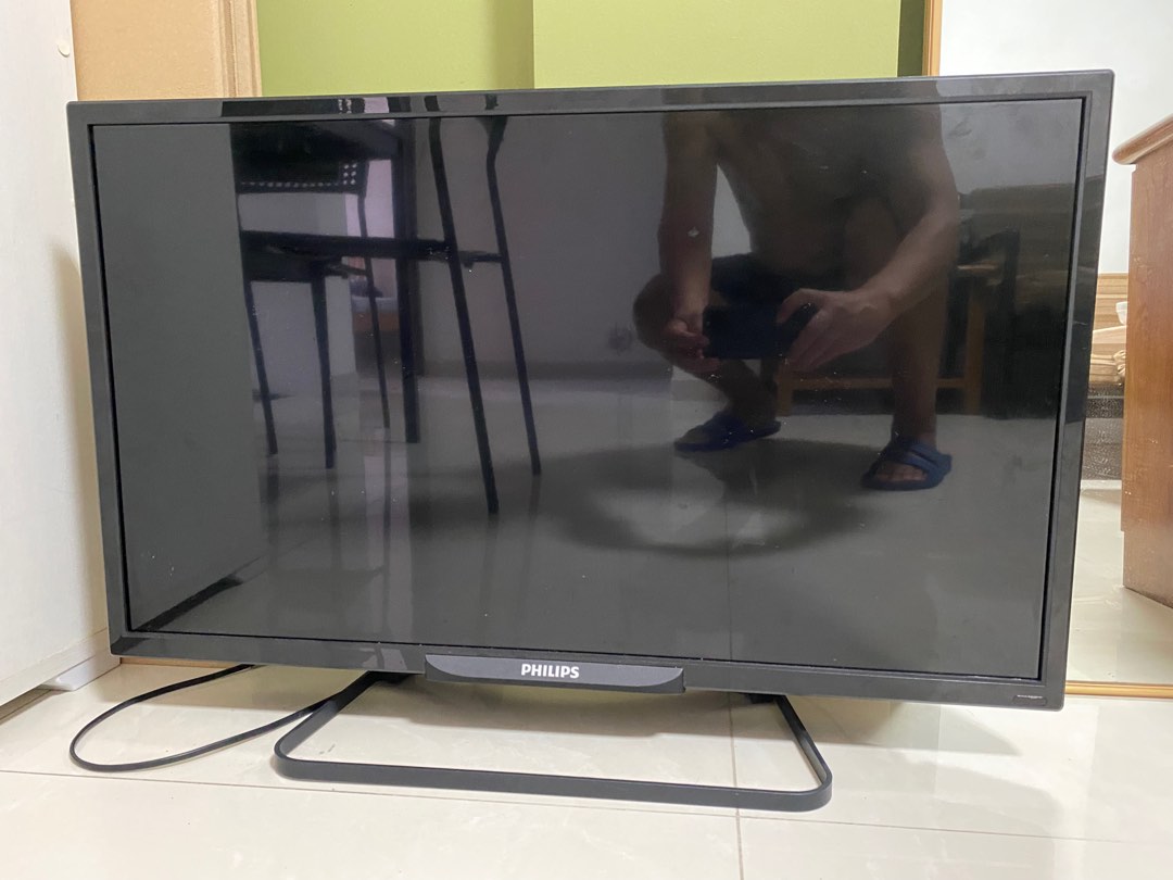 PHILIPS 32 inch tv with stand, TV & Home Appliances, TV & Entertainment ...