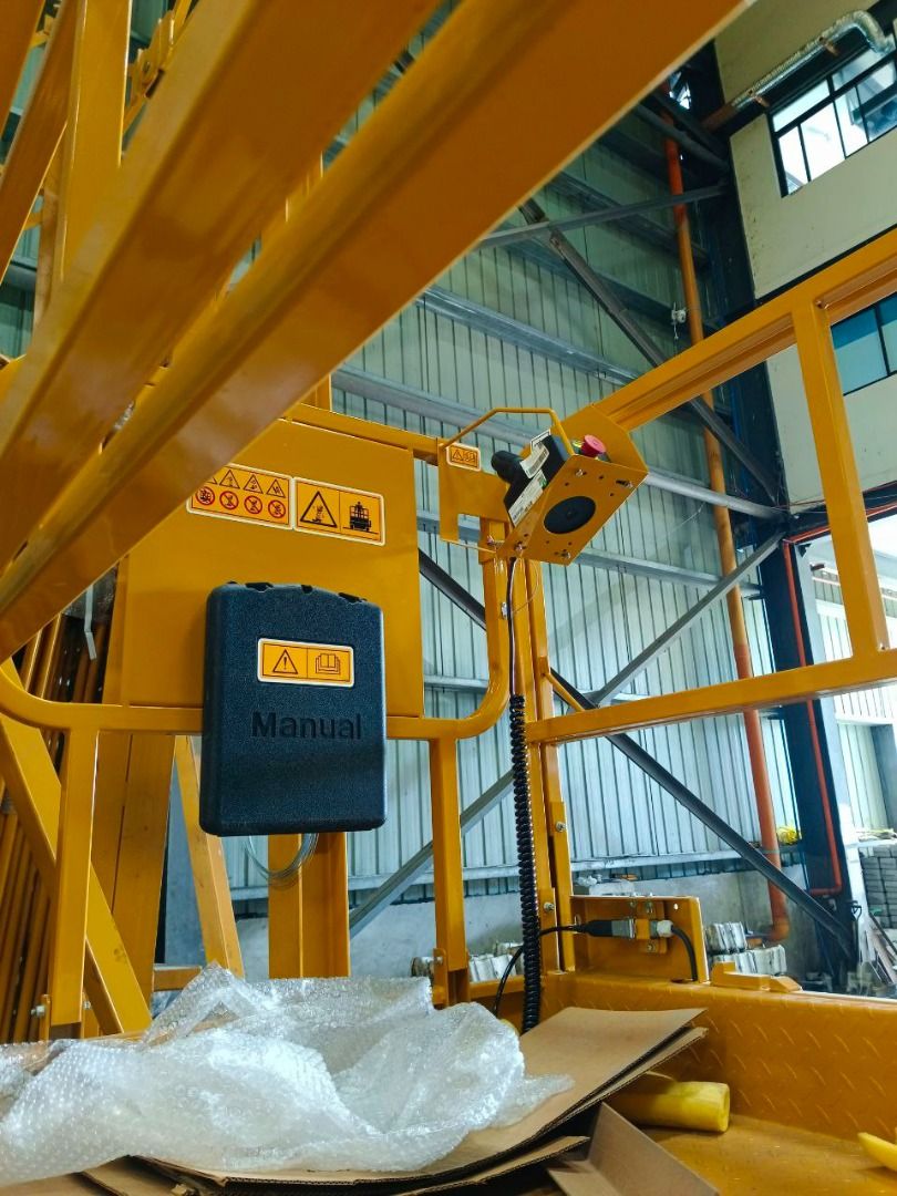 SELF PROPELLED MANLIFT, Commercial & Industrial, Construction Tools ...