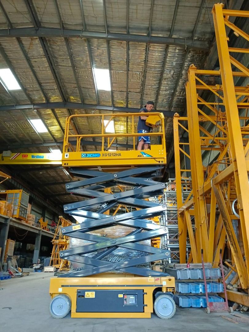 SELF PROPELLED MANLIFT, Commercial & Industrial, Construction Tools ...