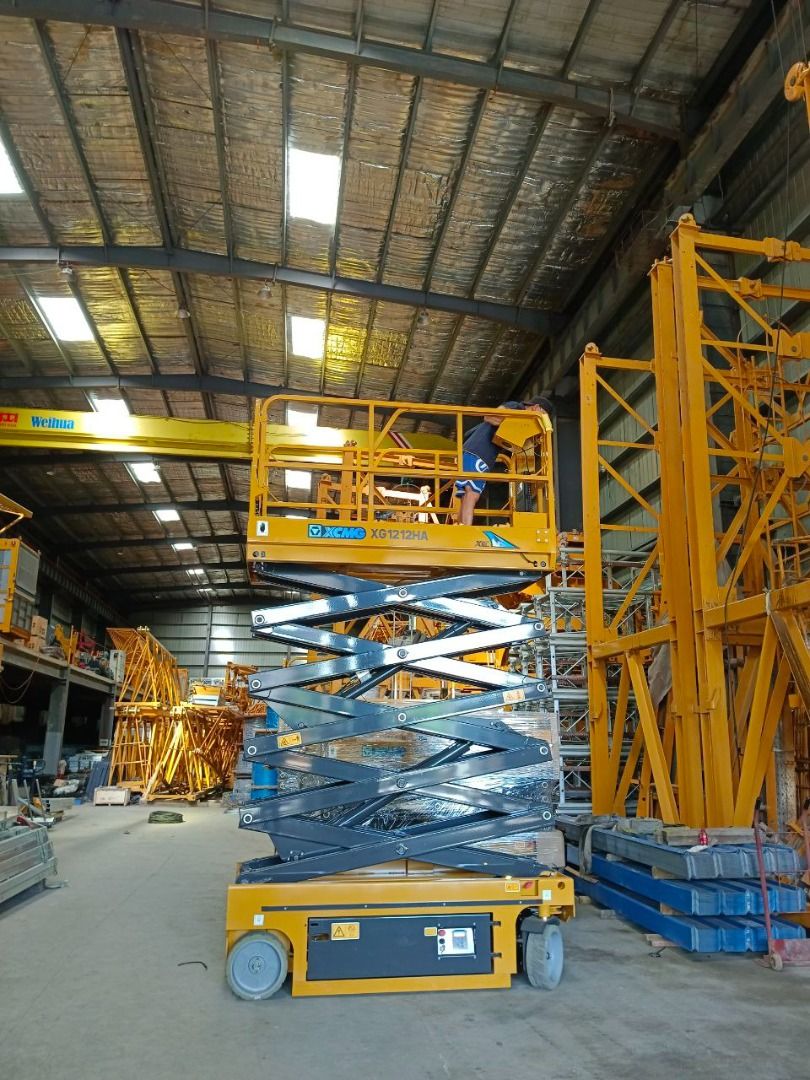 SELF PROPELLED MANLIFT, Commercial & Industrial, Construction Tools ...