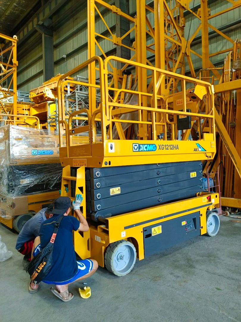 SELF PROPELLED MANLIFT, Commercial & Industrial, Construction Tools ...