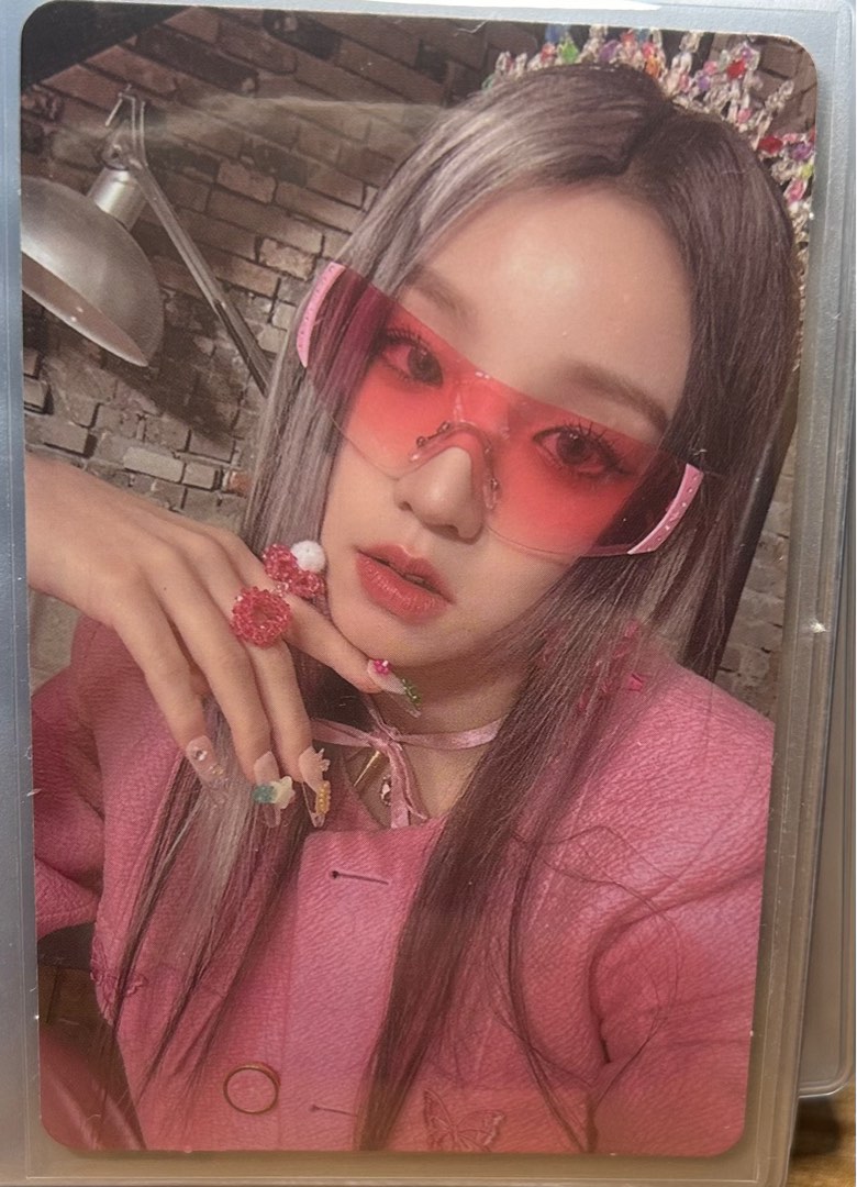 yuqi heat album pc, Hobbies & Toys, Memorabilia & Collectibles, K-Wave ...