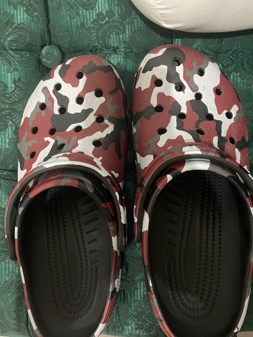 CROCS M9, Women's Fashion, Footwear, Slippers and slides on Carousell