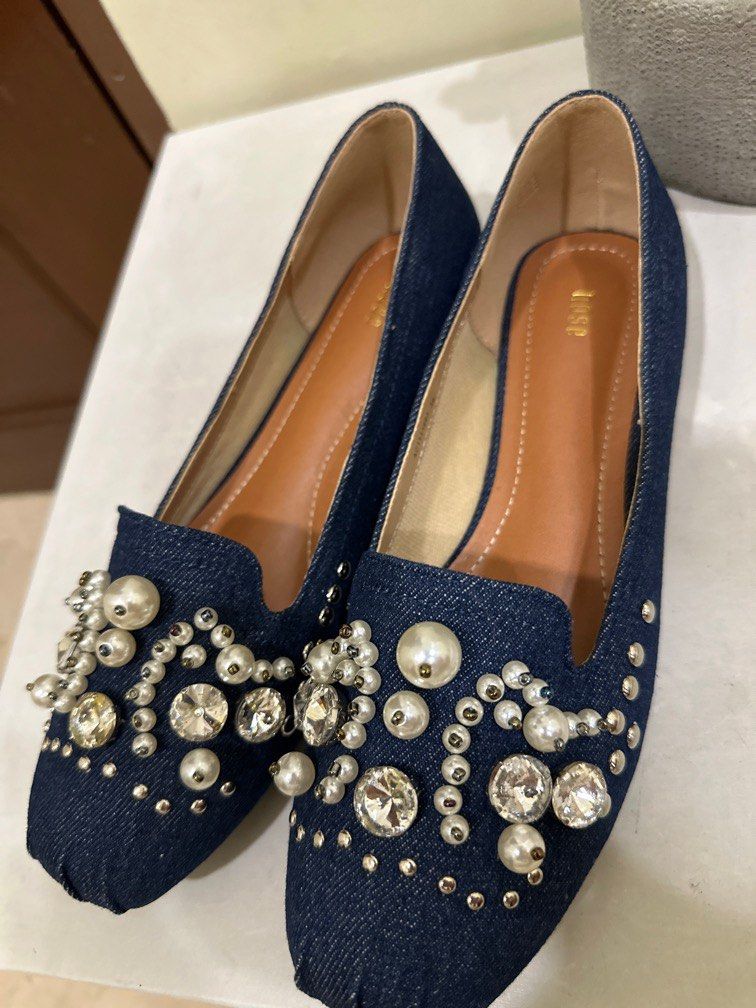 Nose, Women's Fashion, Footwear, Flats on Carousell