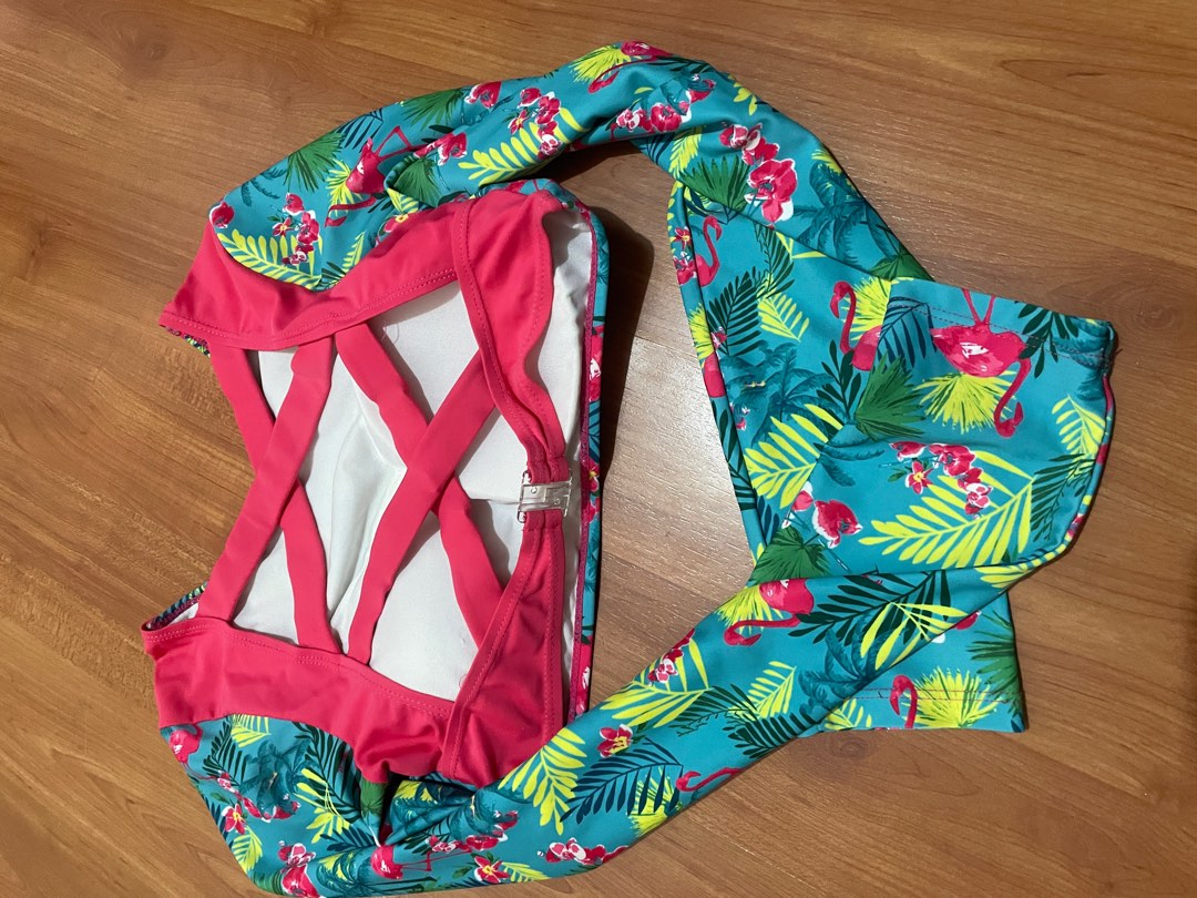 RASH GUARD CROP TOP, Women's Fashion, Swimwear, Rash guard on Carousell