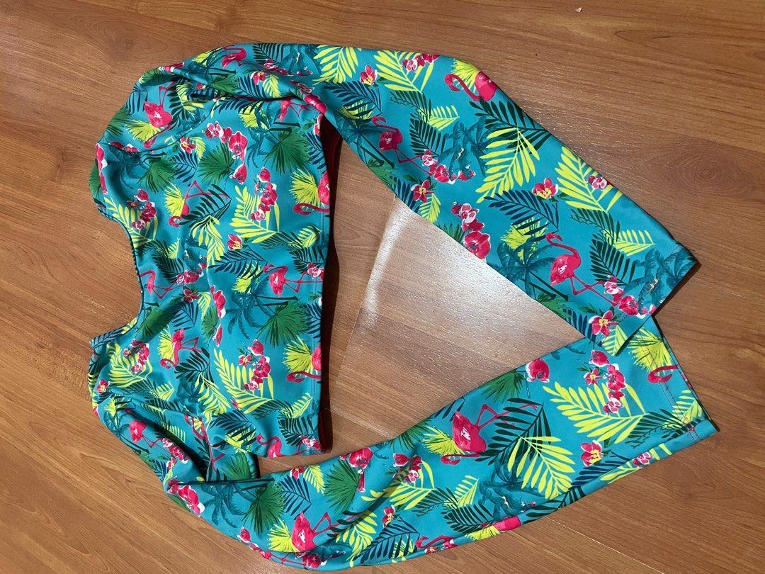 RASH GUARD CROP TOP, Women's Fashion, Swimwear, Rash guard on Carousell