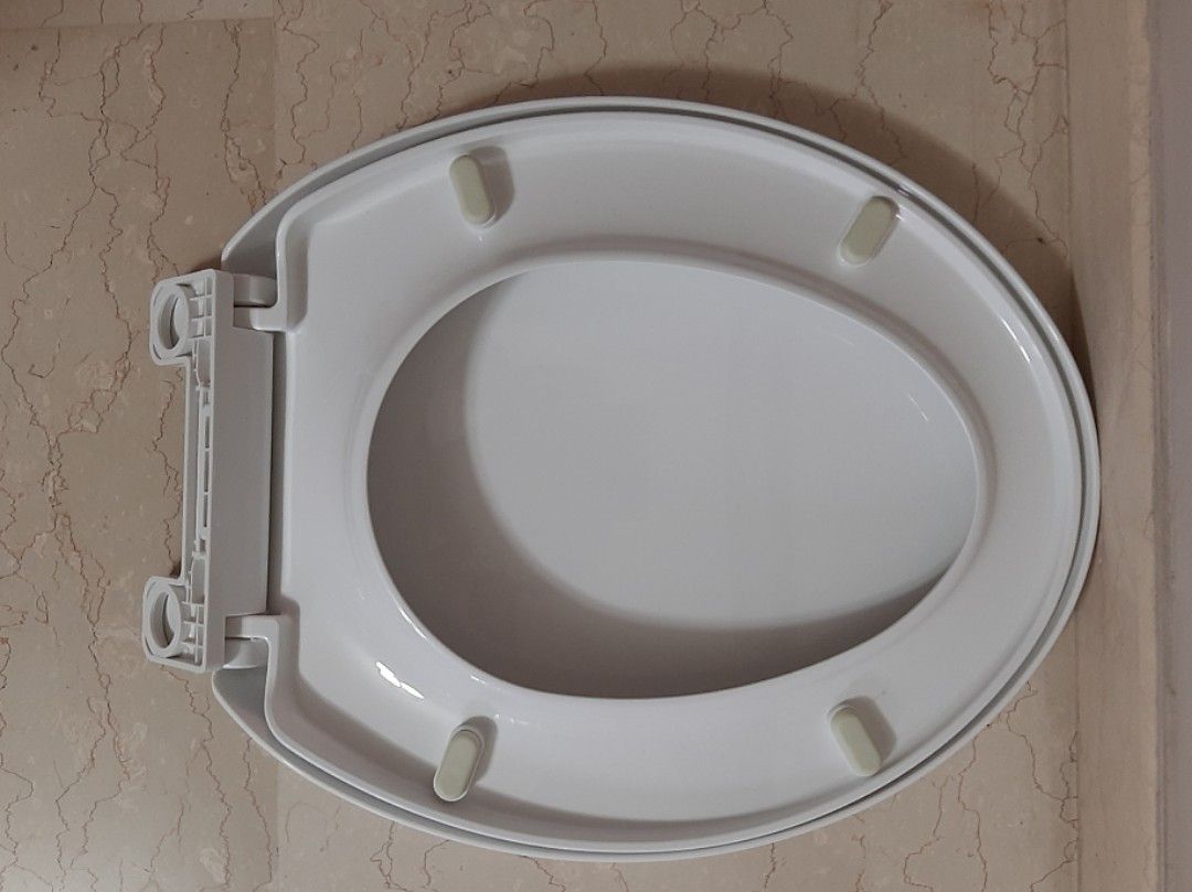 Toto toilet seat and cover, Furniture & Home Living, Bathroom & Kitchen Fixtures on Carousell
