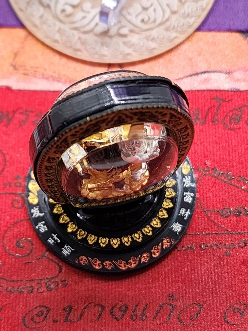 Tua li ya pek roop with display case Archan subin Wat lat pla duk Be ...