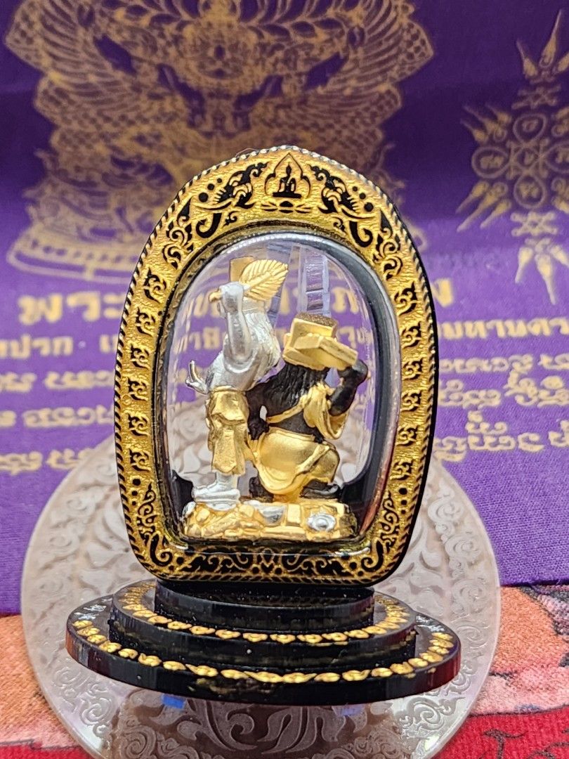 Tua li ya pek roop with display case Archan subin Wat lat pla duk Be ...