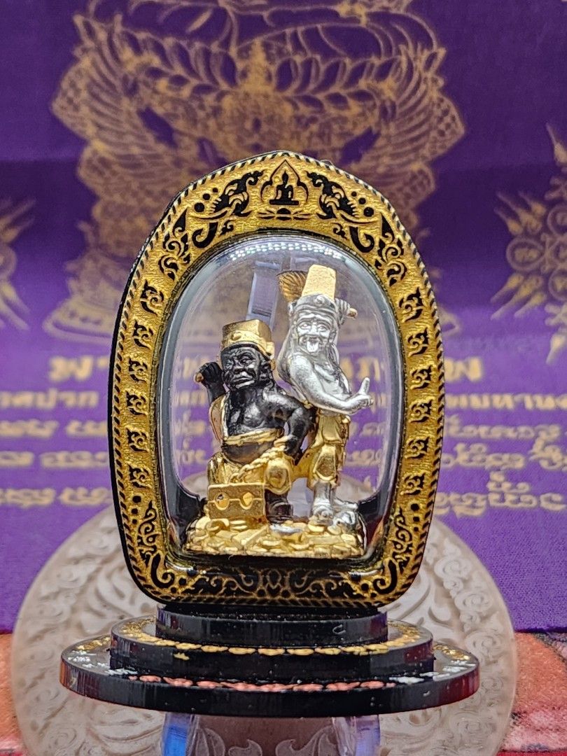 Tua li ya pek roop with display case Archan subin Wat lat pla duk Be ...