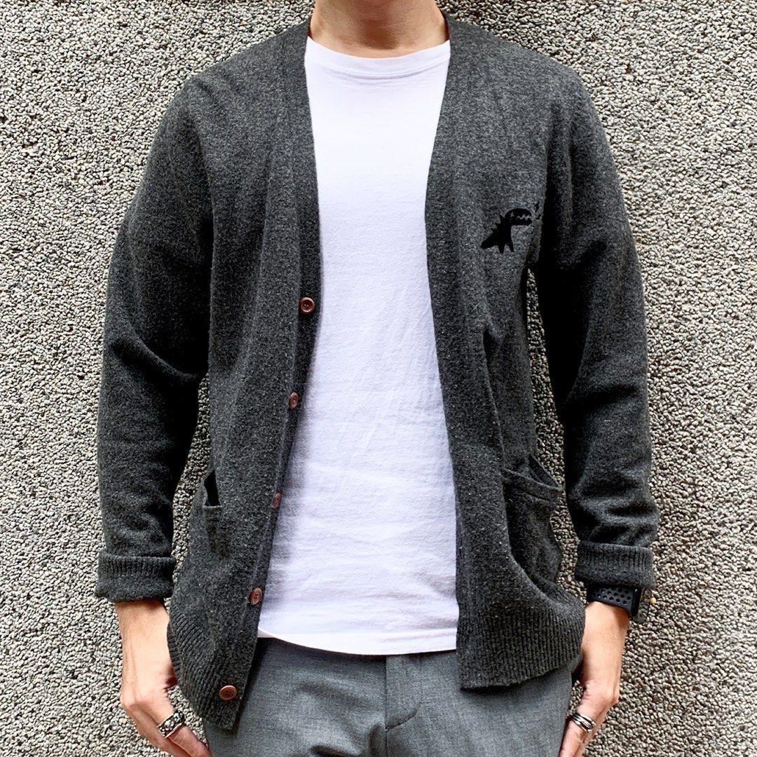 agnes b. SPORT PARIS LOGO J'AIME LA MUSIQUE 小恐龍 長袖 毛呢 休閒 針織 毛衣 外套 男版 灰色 3號 JKT-M TP0_2401 #龍年行大運 ...