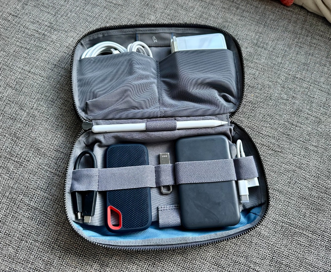 Bellroy tech kit - cable organizer - basalt, Computers & Tech, Parts ...