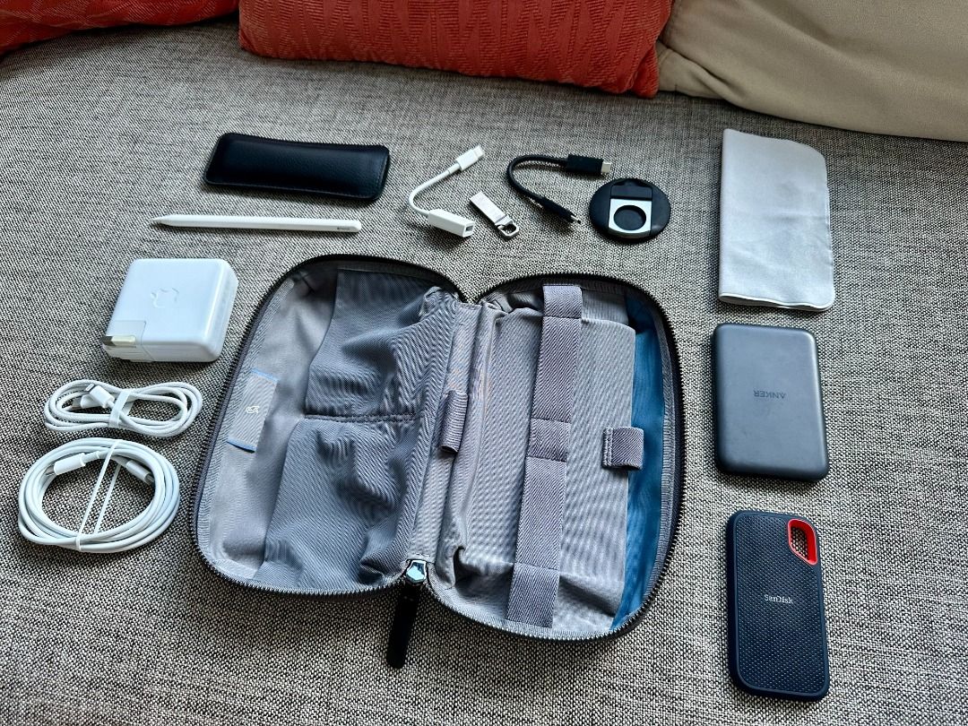 Bellroy tech kit - cable organizer - basalt, Computers & Tech, Parts ...