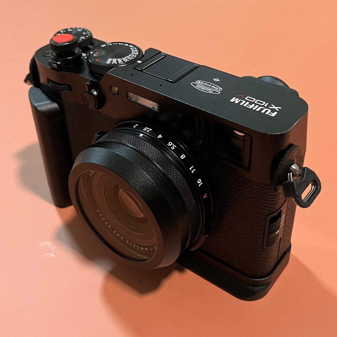 Fujifilm X100V - with 2 batteries, grip and glimmer glass 1 filter ...