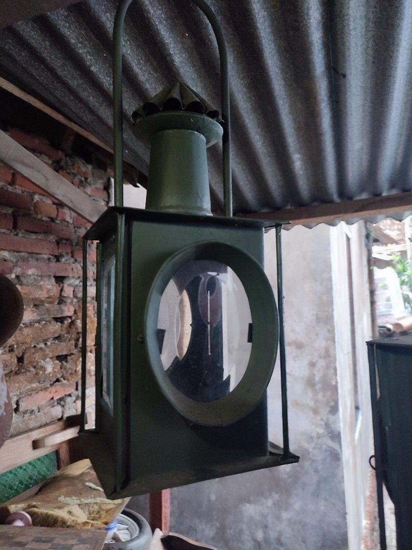 Lampu kereta api jadul, Antik, Pajangan di Carousell