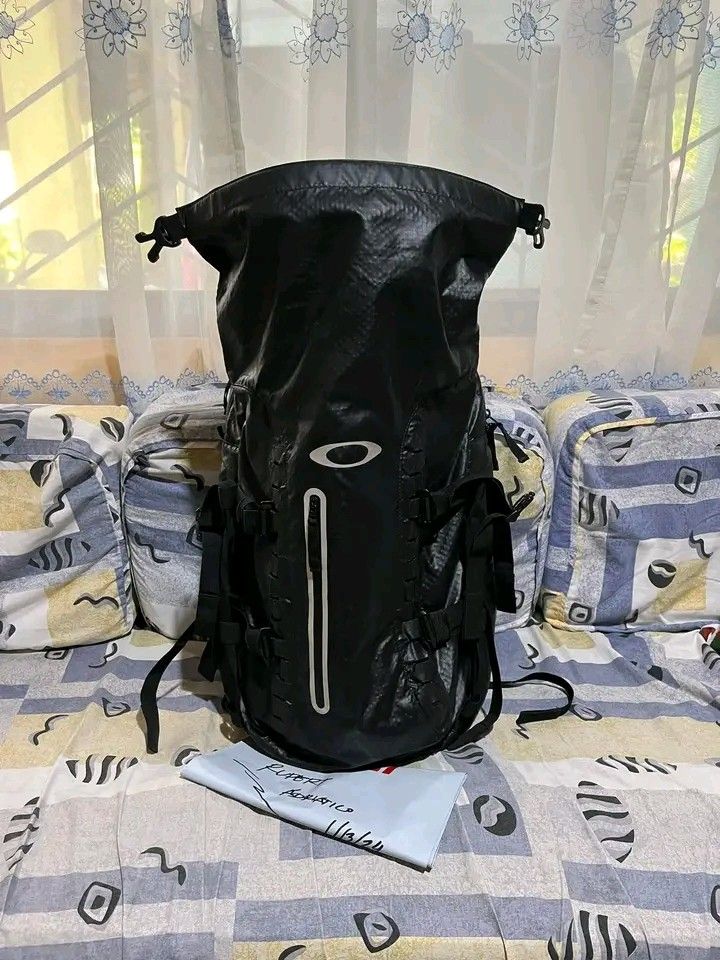 Oakley Motion 26 Backpack, Men's Fashion, Bags, Backpacks on Carousell
