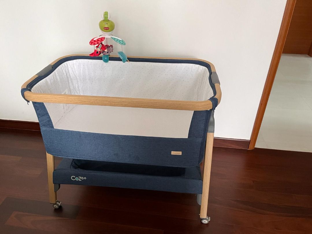 Cozee Co-sleeper Bedside Cot / Crib (including 4 Sheets), Babies & Kids ...