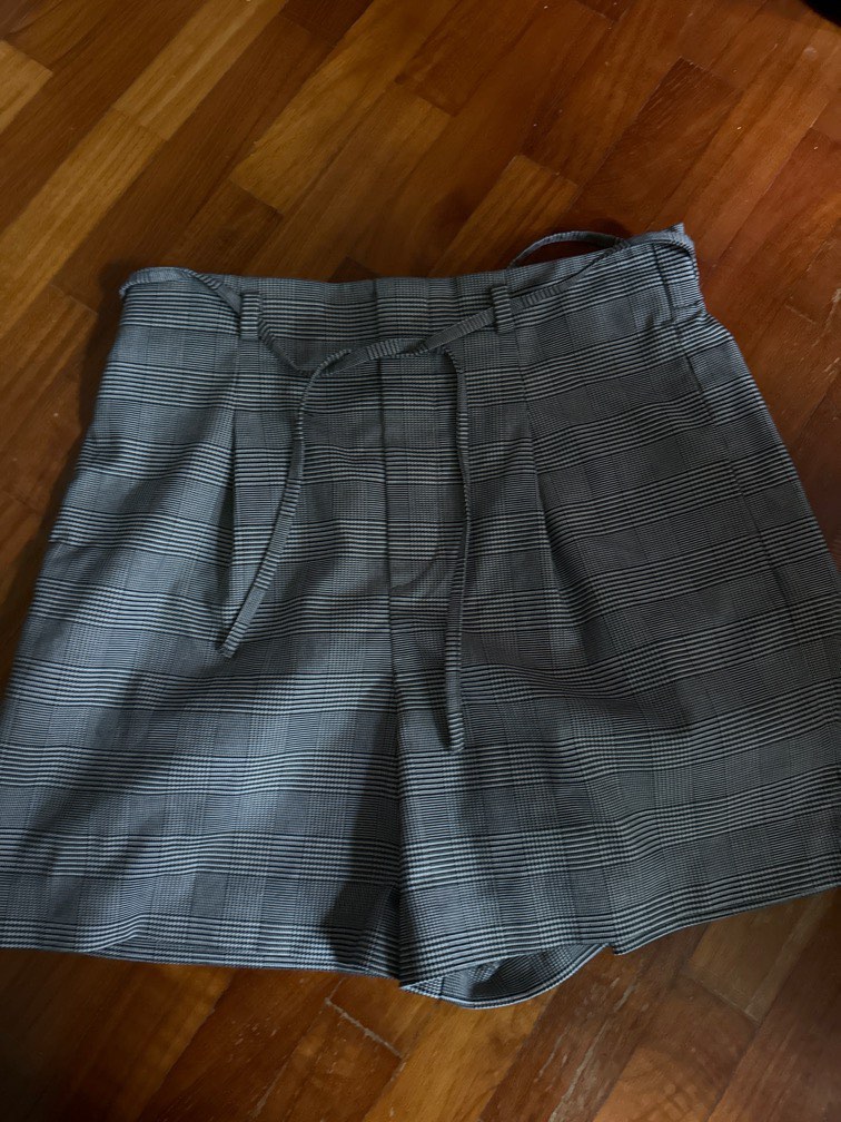 Uniqlo smart shorts grid, Women's Fashion, Bottoms, Shorts on Carousell