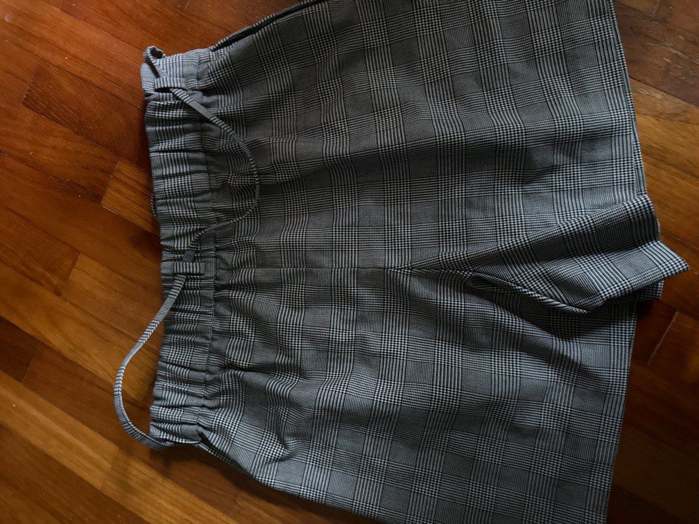 Uniqlo smart shorts grid, Women's Fashion, Bottoms, Shorts on Carousell