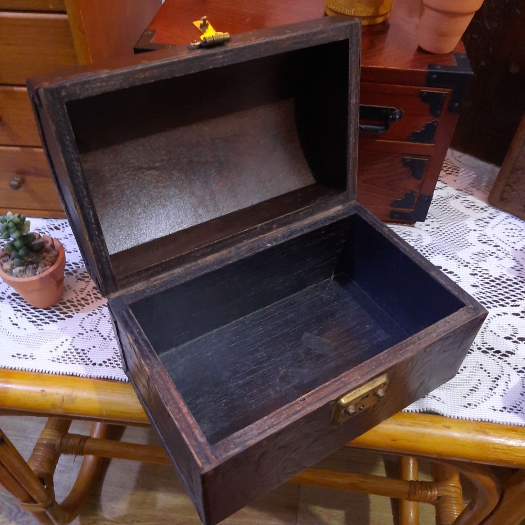 1940's Vintage Rare Leather mini chest box with Aimez Verite Crest ...
