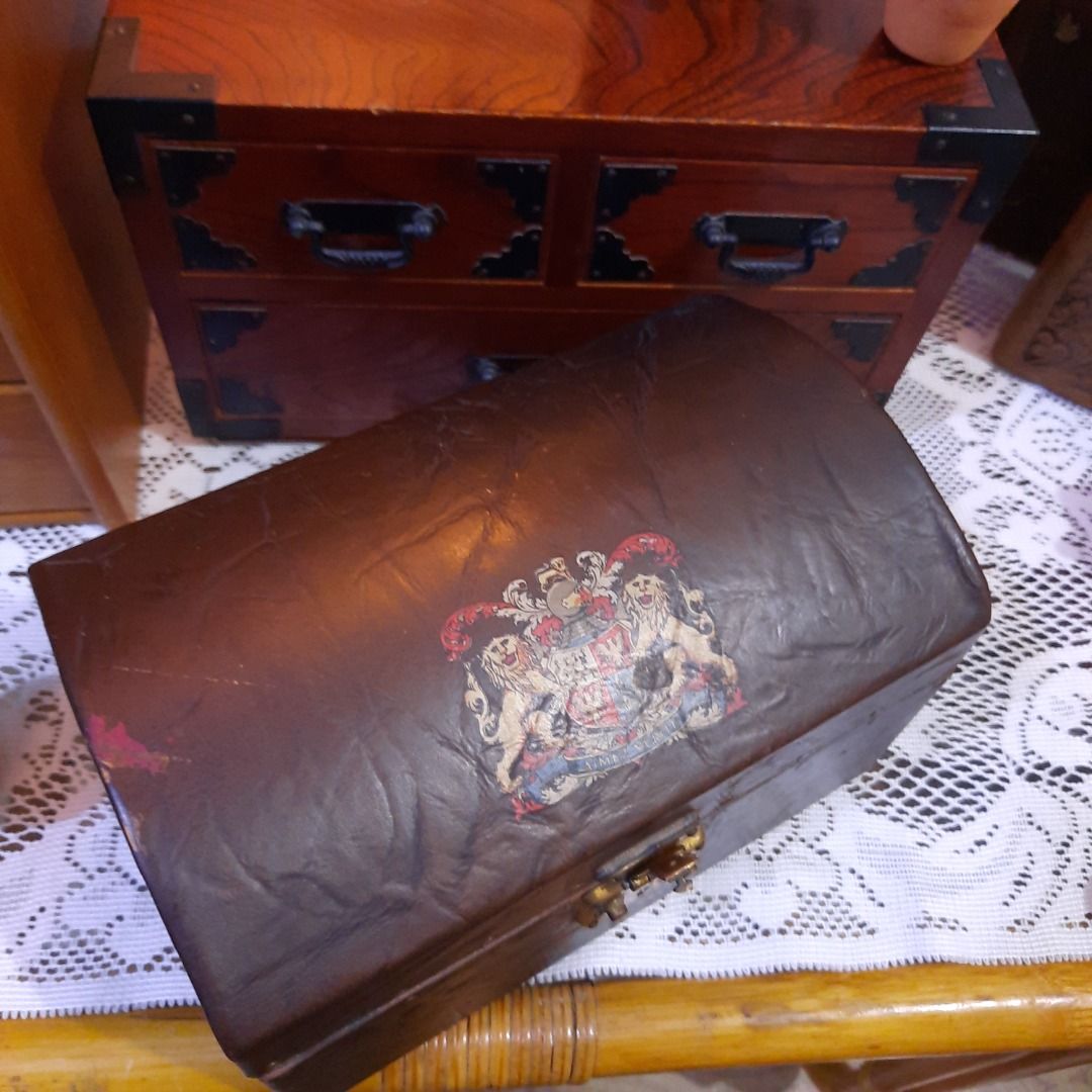 1940's Vintage Rare Leather mini chest box with Aimez Verite Crest ...